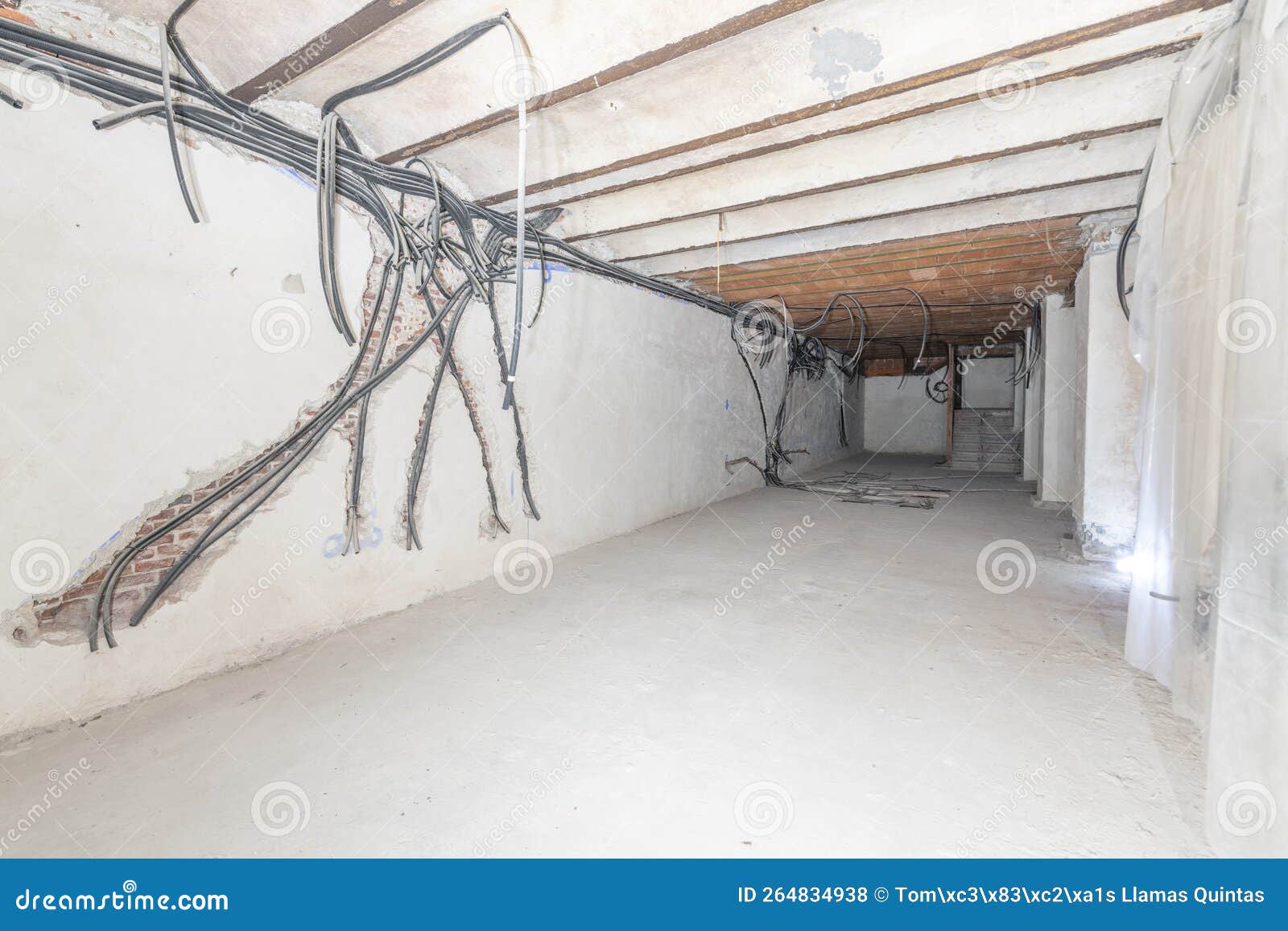 Raw Underground Premises without Windows with Electrical Pre ...