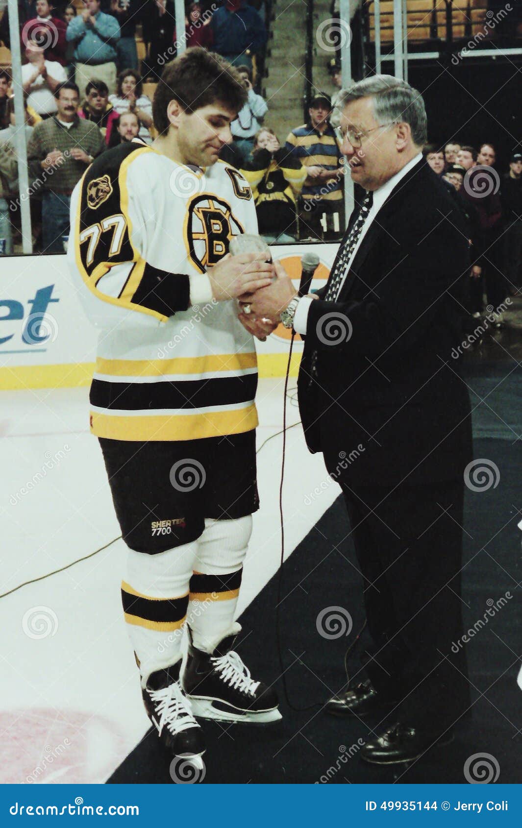 Ray Bourque y Johnny Bucyk imagen de archivo editorial. Imagen de liga ...