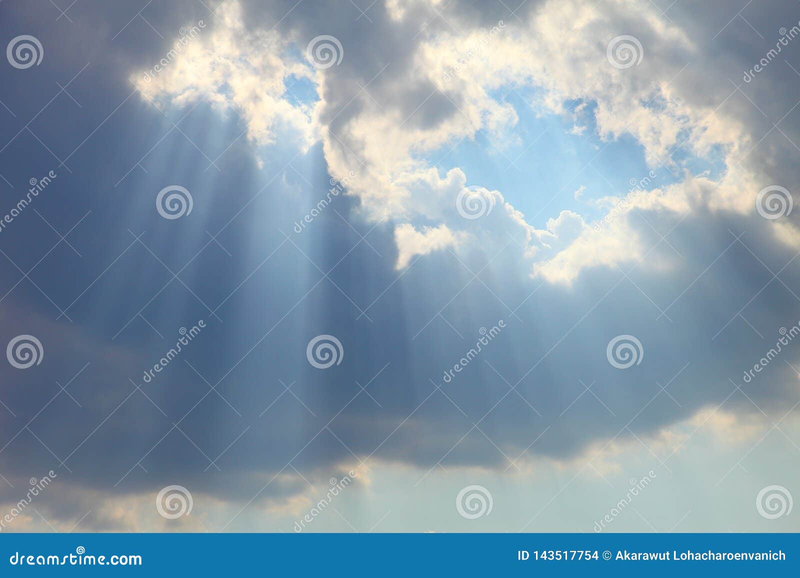 Ray of Sun Light Shine through the Gap among Heavenly Cloud Stock Photo ...