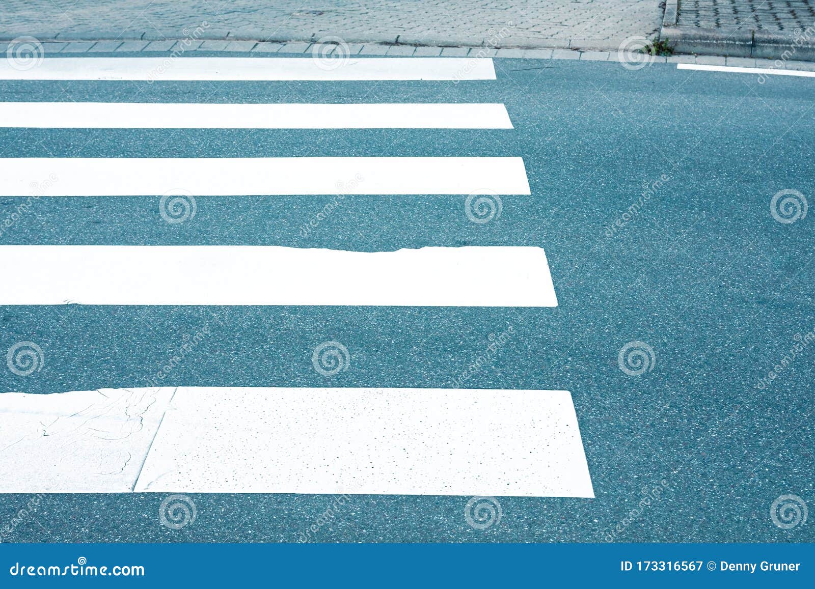 Rayas De Cebra En Una Carretera Imagen de archivo - Imagen de cebra ...