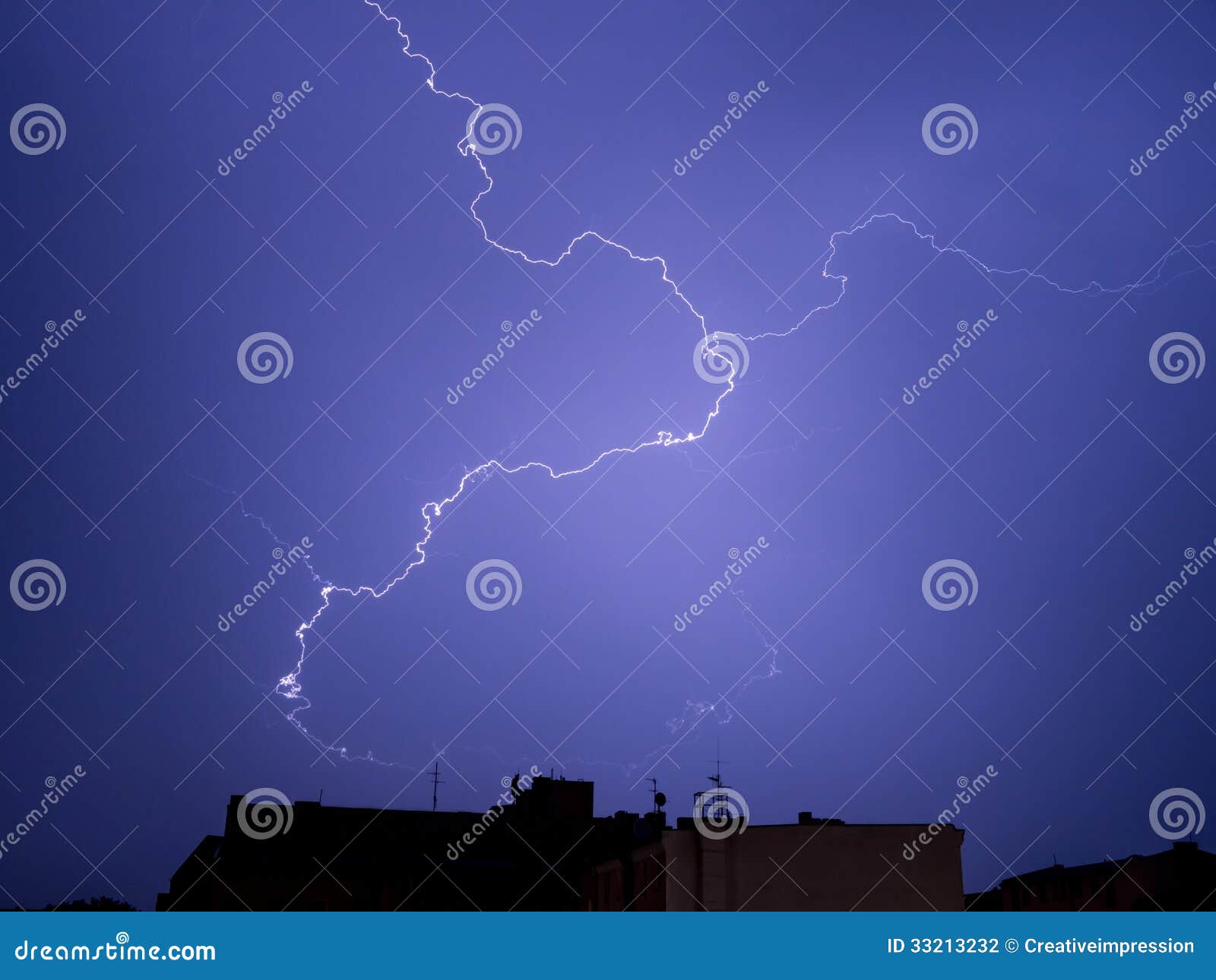 Rayo foto de archivo. Imagen de trueno, pararrayos, fuerza - 33213232