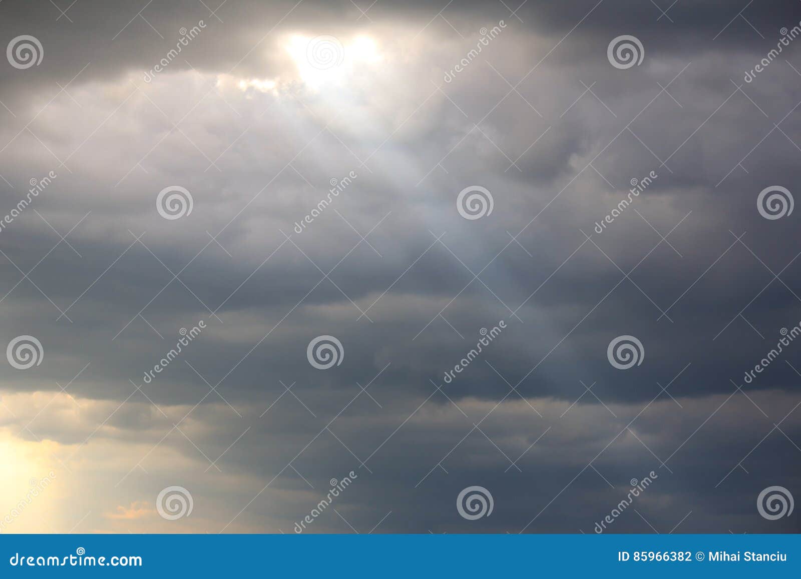 Rayo de la luz foto de archivo. Imagen de rayo, cielo - 85966382