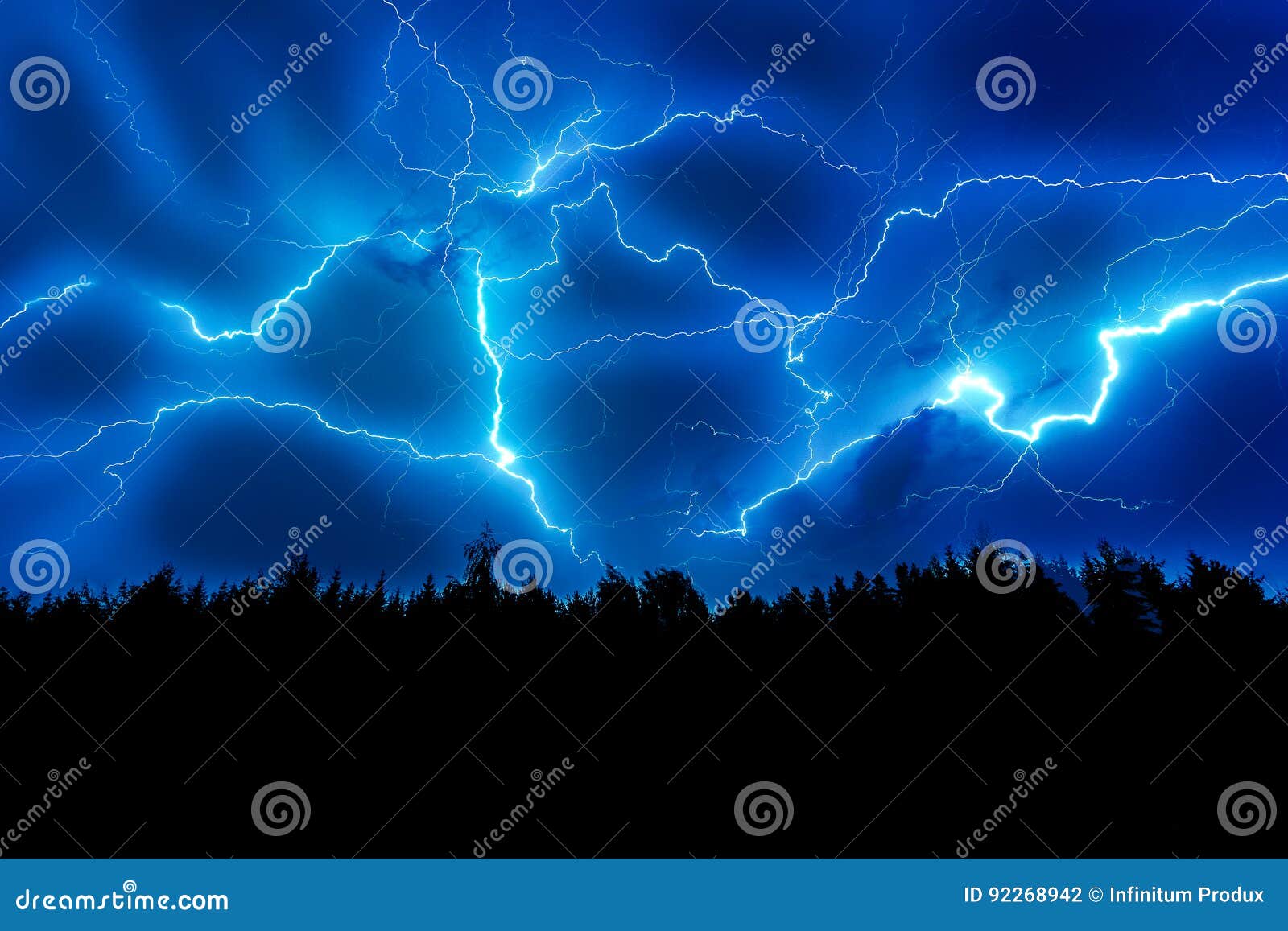 Rayo en el cielo foto de archivo. Imagen de oscuro, cubo - 92268942
