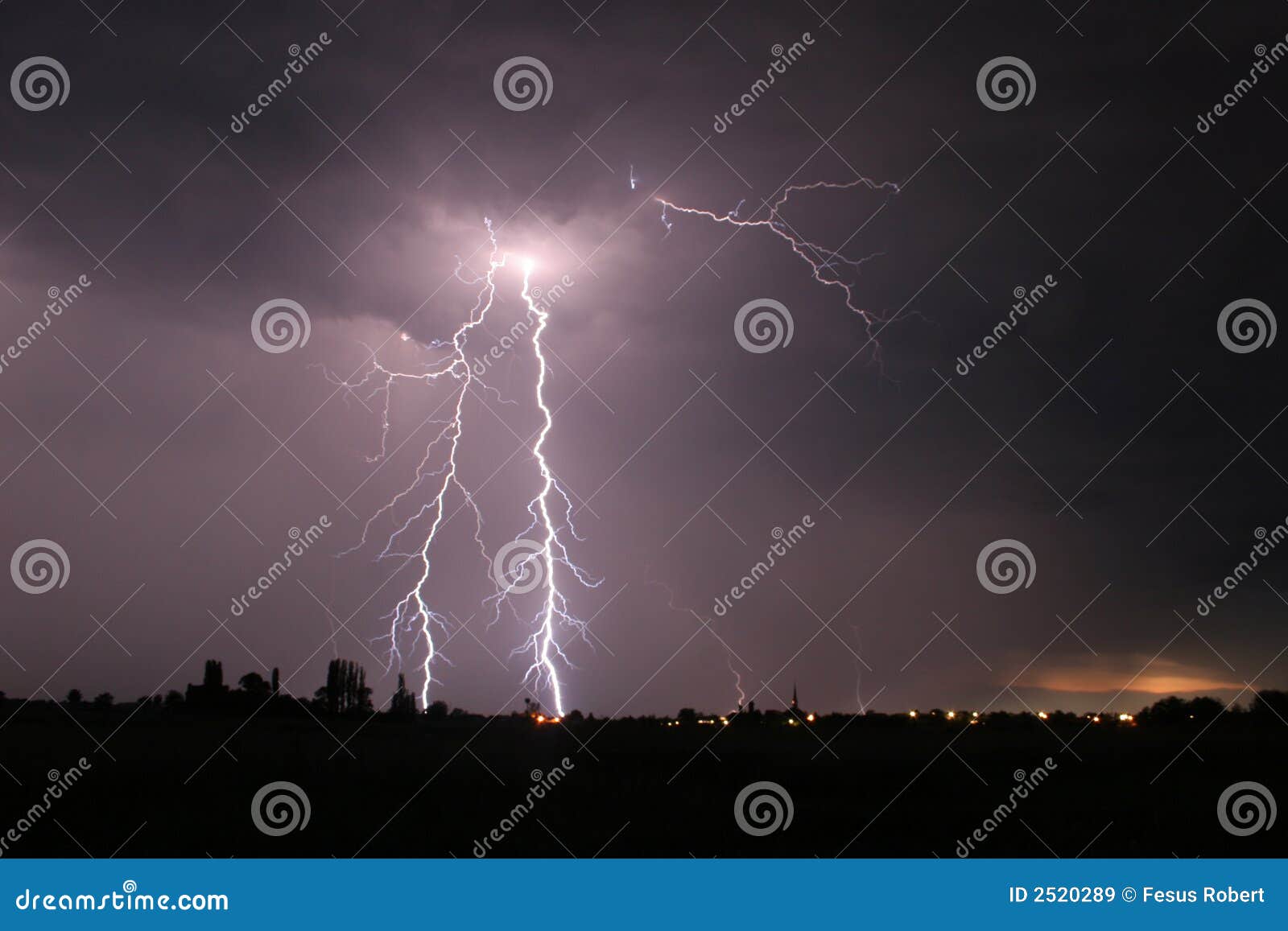Rayo grande imagen de archivo. Imagen de bobo, escena - 2520289