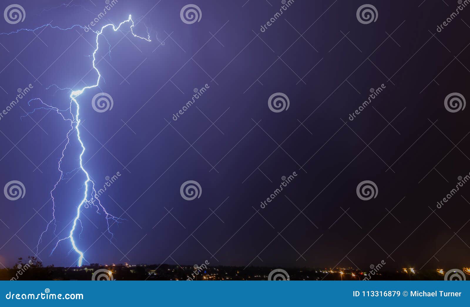 Rayo grande a la tierra imagen de archivo. Imagen de paisaje - 113316879