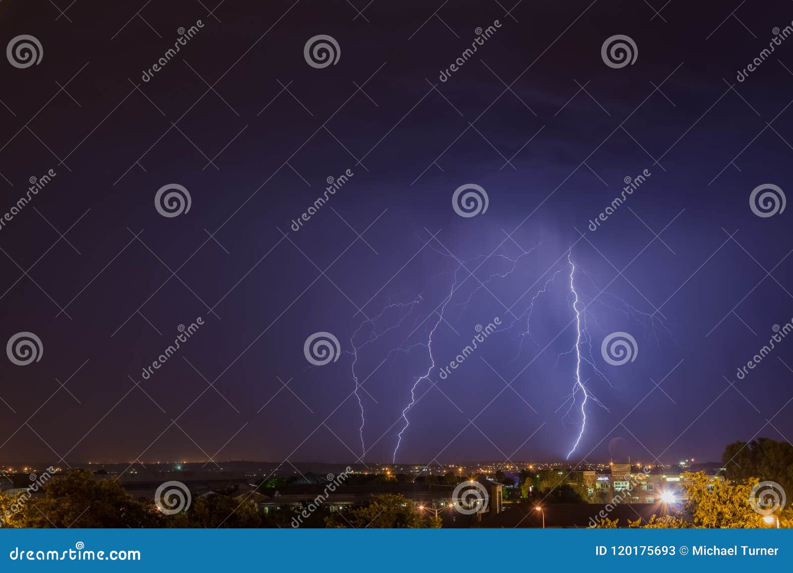 Rayo grande a la tierra imagen de archivo. Imagen de impresionante ...