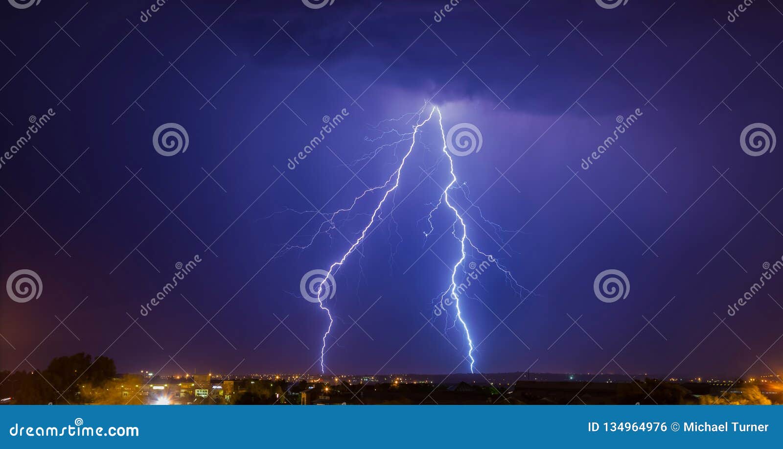 Rayo grande a la tierra foto de archivo. Imagen de chispa - 134964976