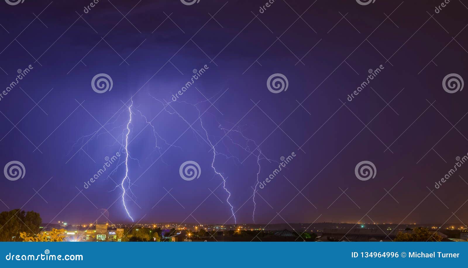 Rayo grande a la tierra foto de archivo. Imagen de negro - 134964996