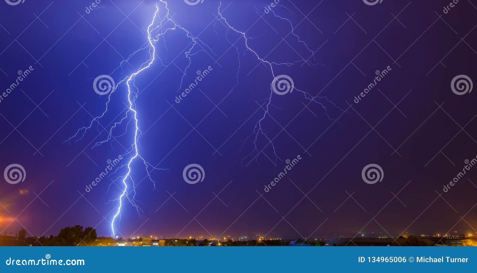 Rayo grande a la tierra foto de archivo. Imagen de clima - 134965006