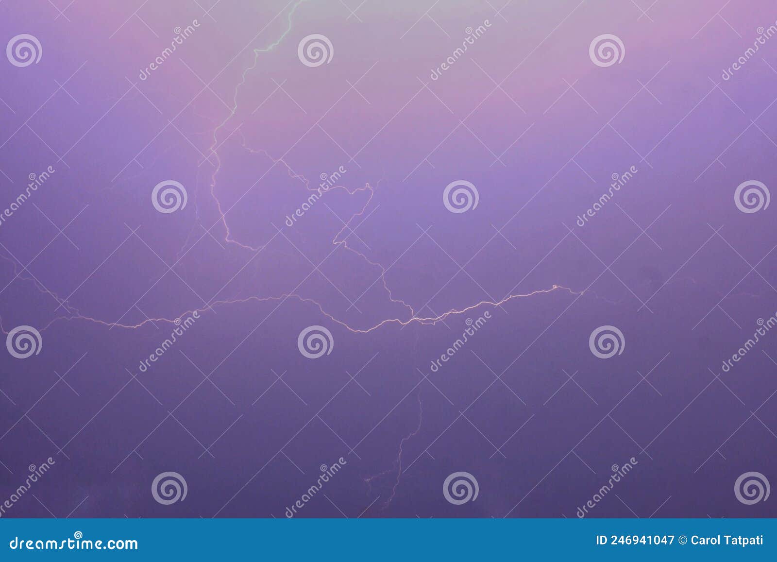 Rayo Morado En El Cielo Nocturno Imagen de archivo - Imagen de tormenta ...