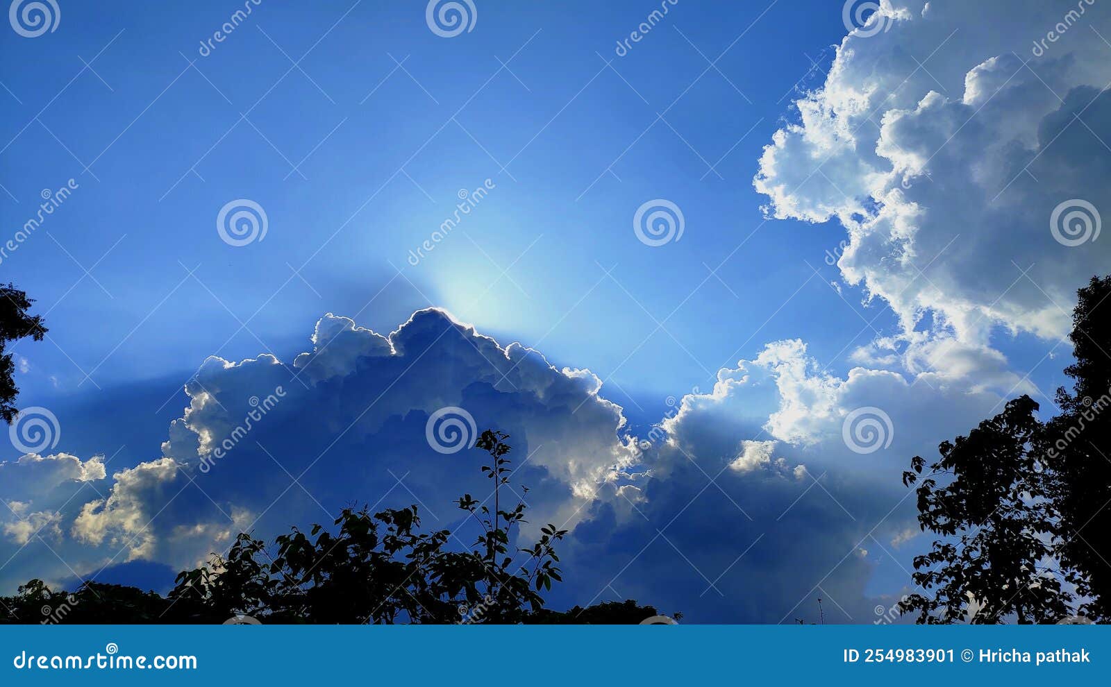 Rayo Solar Que Atraviesa Las Nubes Imagen de archivo - Imagen de ...