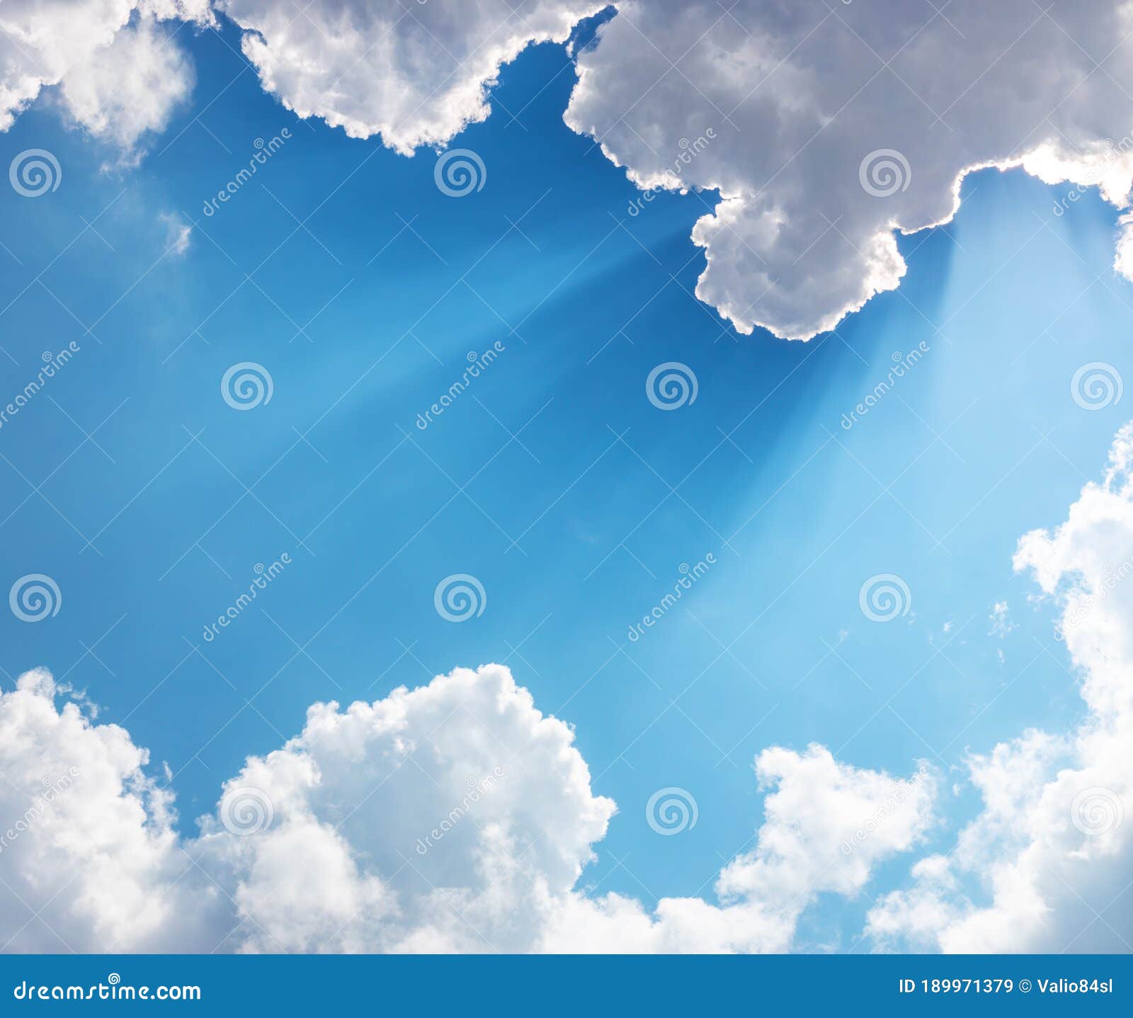 Rayo Solar Y Nubes En Cielo Azul Imagen de archivo - Imagen de aire ...