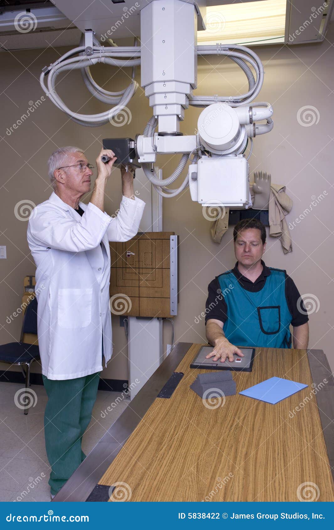 Rayon X de main photo stock. Image du radiologiste, patient - 5838422