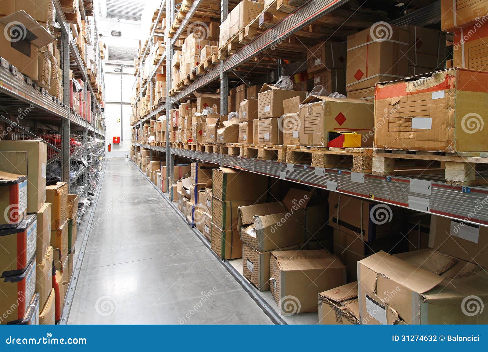 Rayonnage d'entrepôt photo stock. Image du intérieur - 31274632