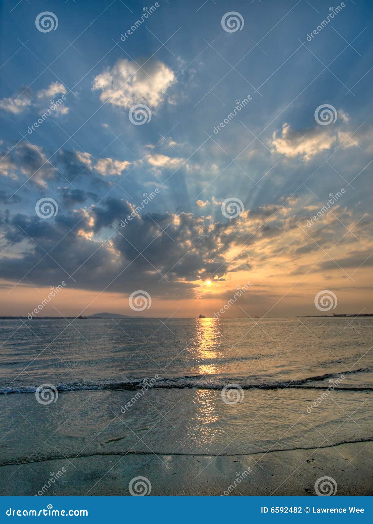 Rayos de sol foto de archivo. Imagen de cielo, radial - 6592482