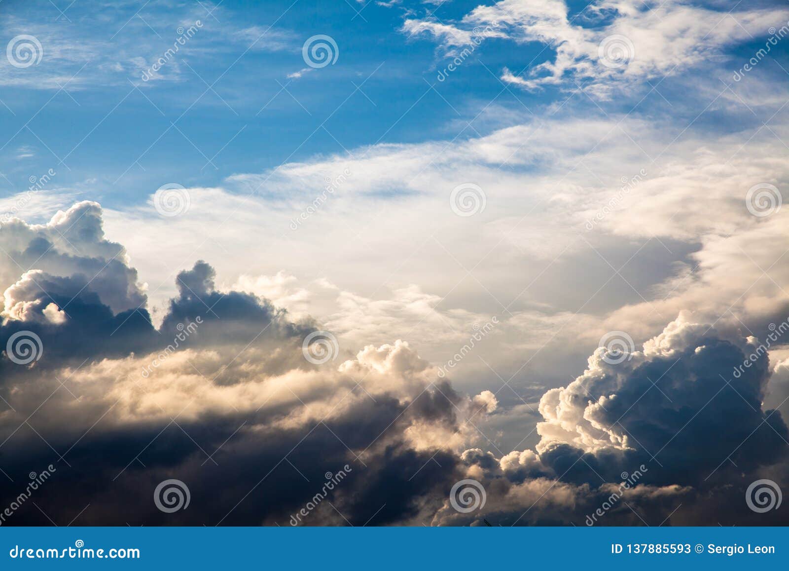 Rayos De Sol Entre Las Nubes En El Cielo Imagen de archivo - Imagen de ...