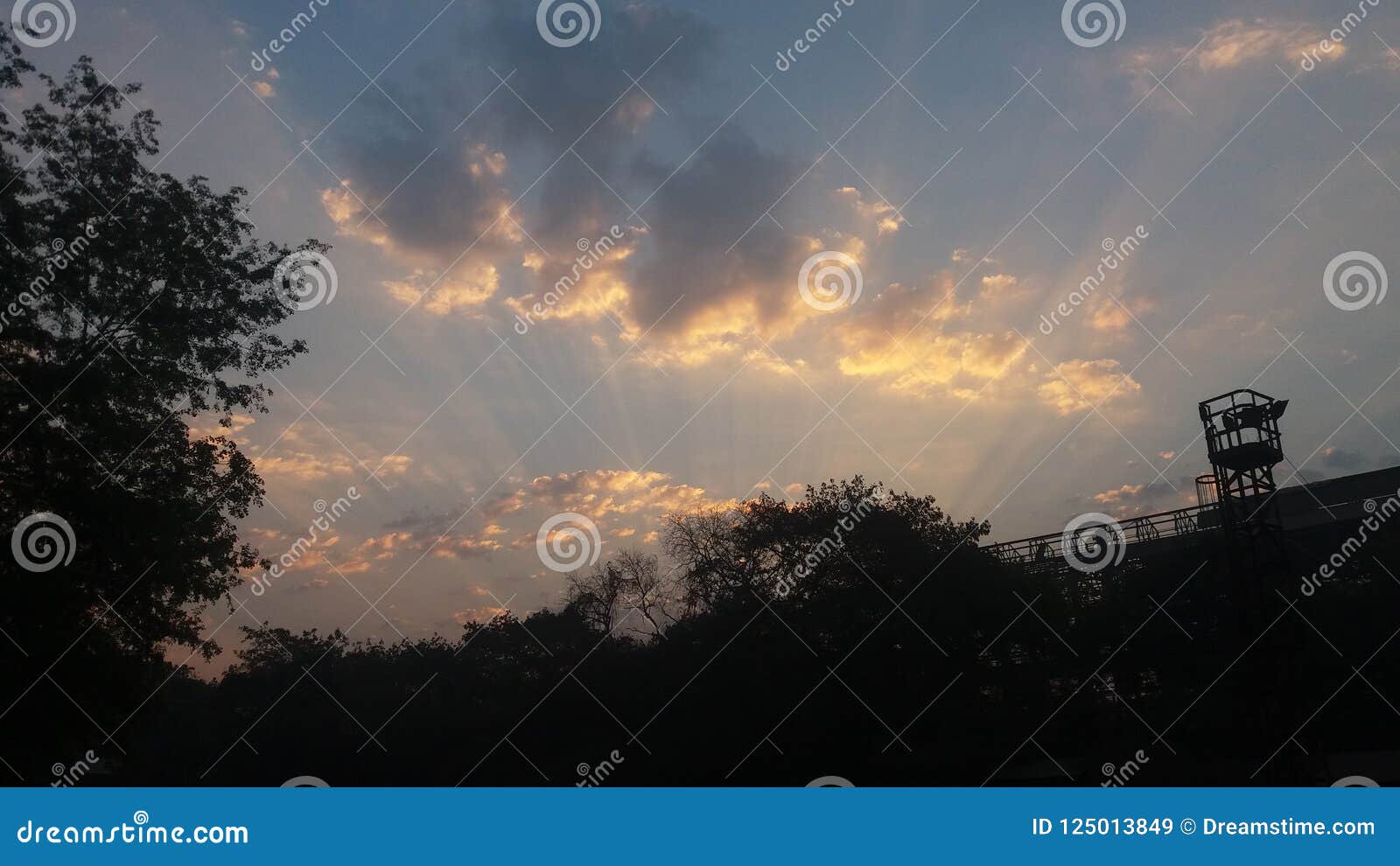 Rayos solares imagen de archivo. Imagen de luces, cielo - 125013849
