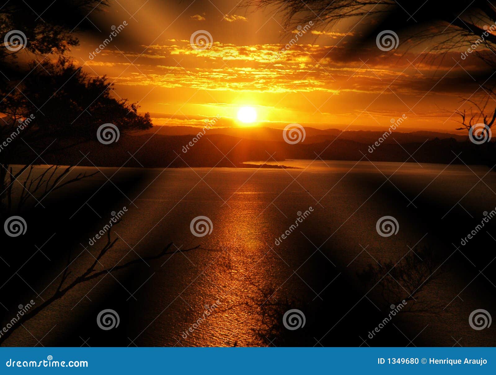 Rayos solares foto de archivo. Imagen de amanecer, orilla - 1349680