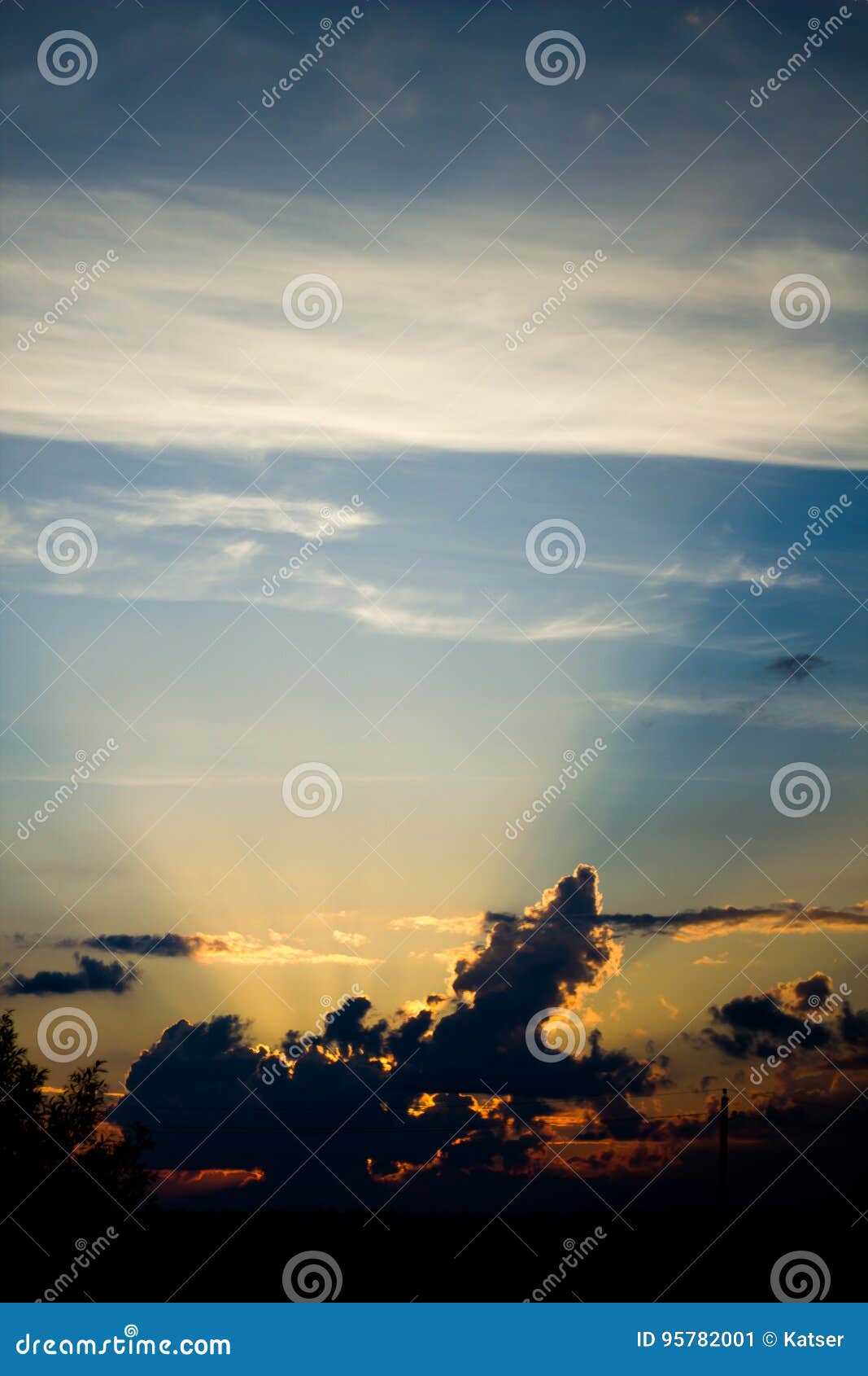 Rayos solares imagen de archivo. Imagen de nubes, sunlight - 95782001