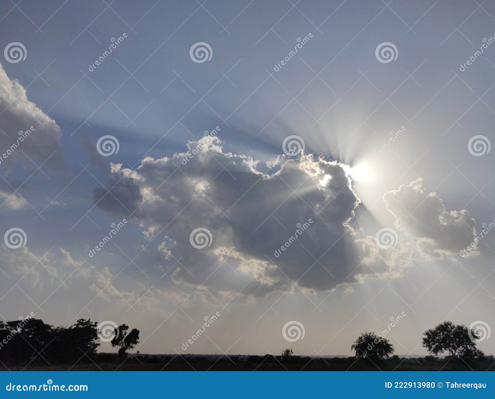 Rayos Solares Saliendo De Las Nubes Foto de archivo - Imagen de cielo ...