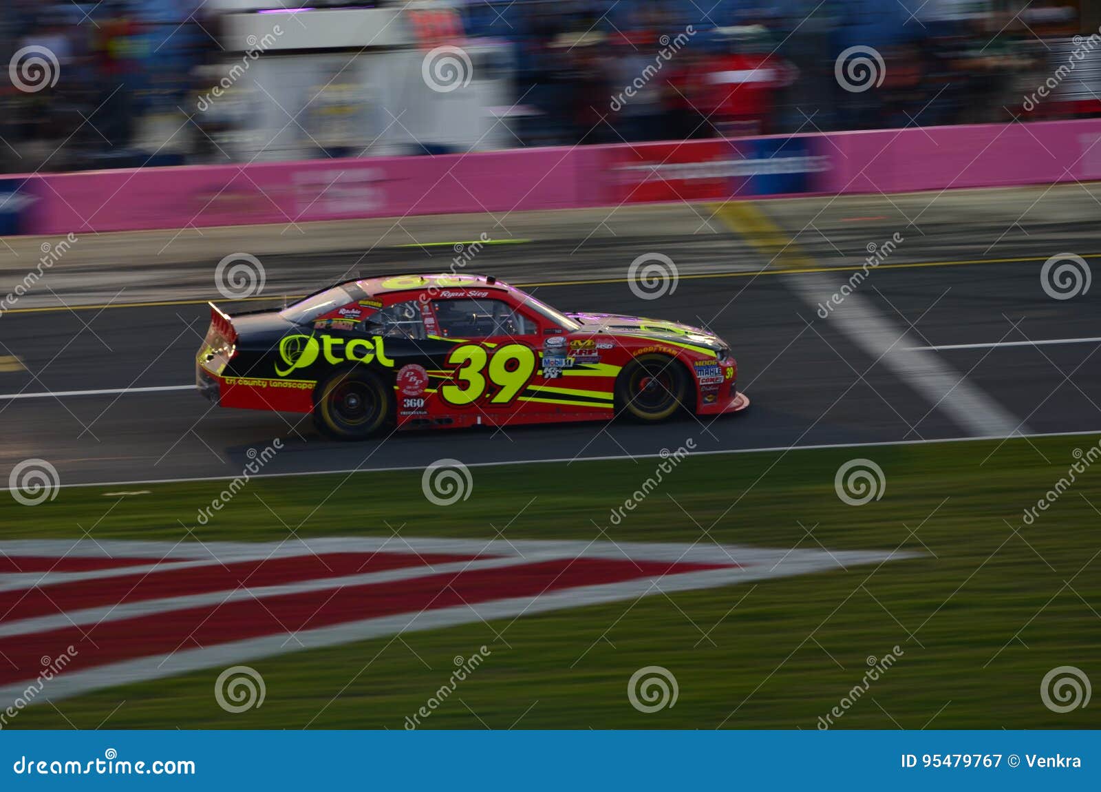 Raza de NASCAR fotografía editorial. Imagen de raza, velocidad - 95479767