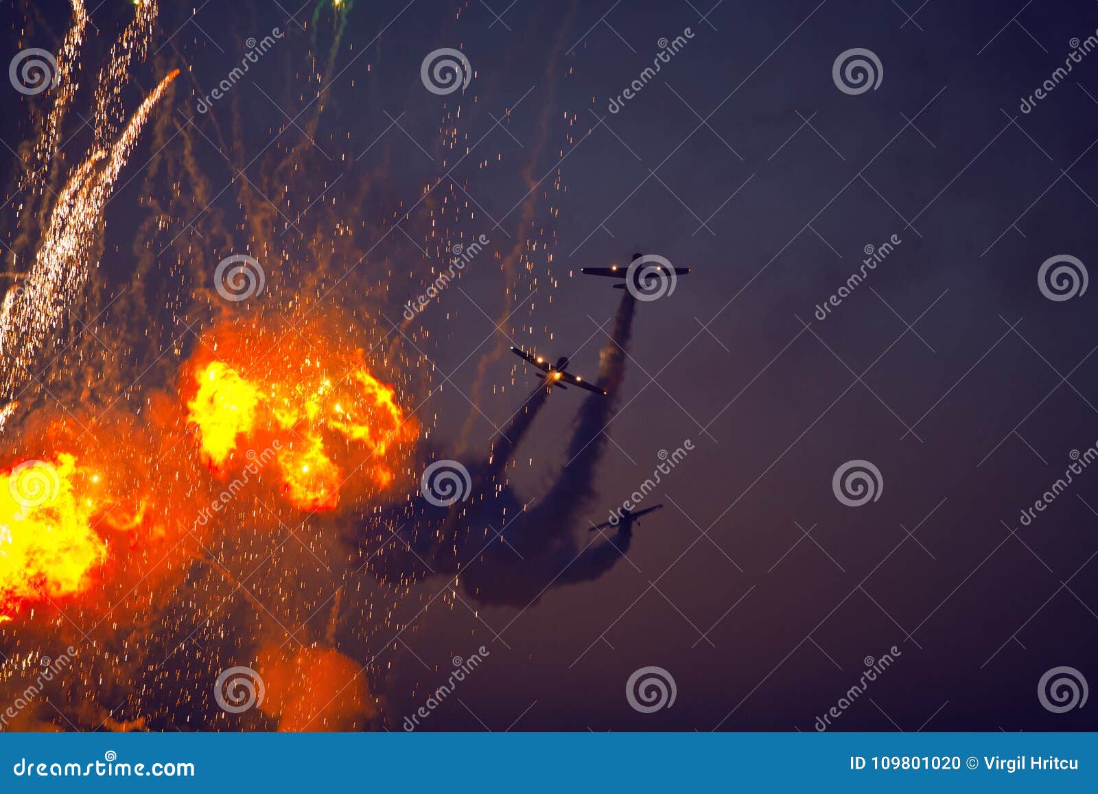 Raza Y Explosiones De Airshow Foto de archivo - Imagen de planos, humo ...