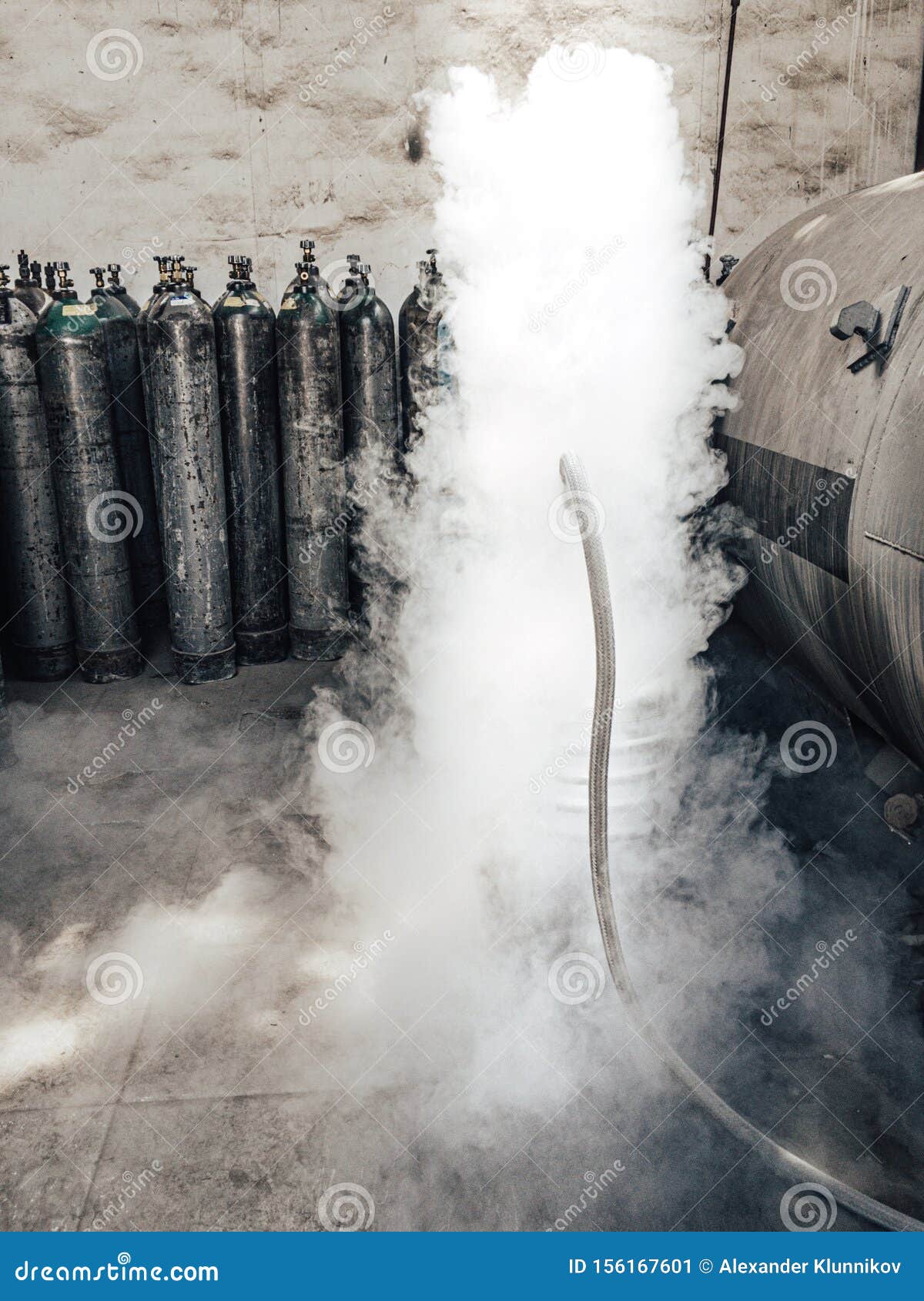 Reabastecimento Do Tanque Com Azoto Num Posto De Gasolina Imagem de ...