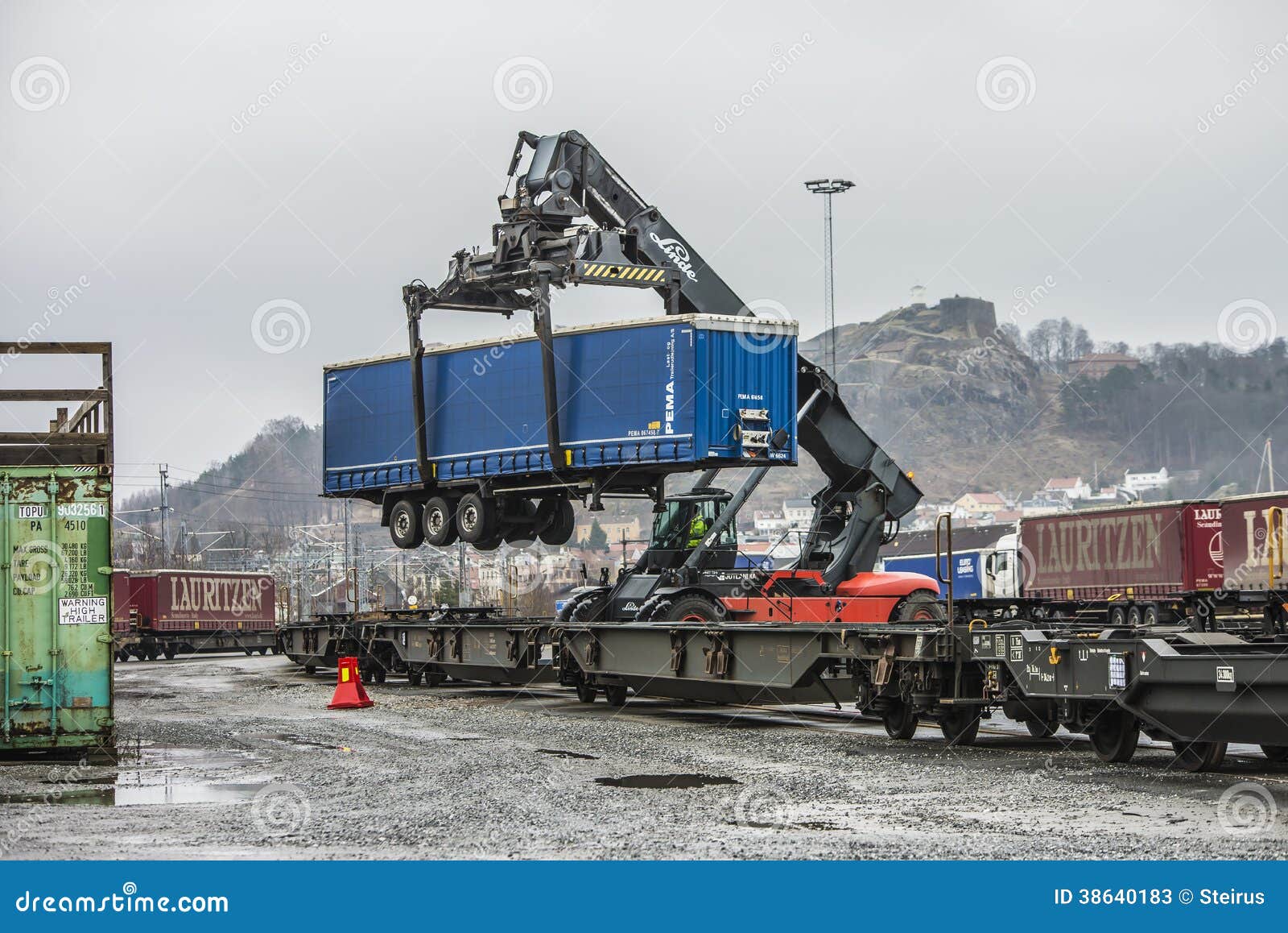 Reach stacker editorial stock photo. Image of distributioncenter - 38640183