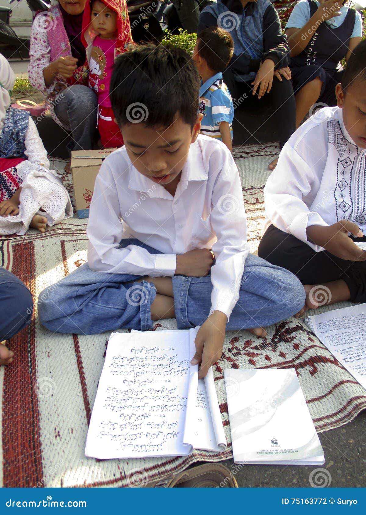 Reading arabic letters editorial photography. Image of classroom - 75163772