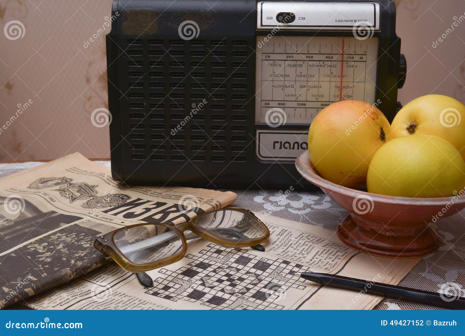 Reading Old Soviet Newspapers, Vintage Radio Editorial Photography ...