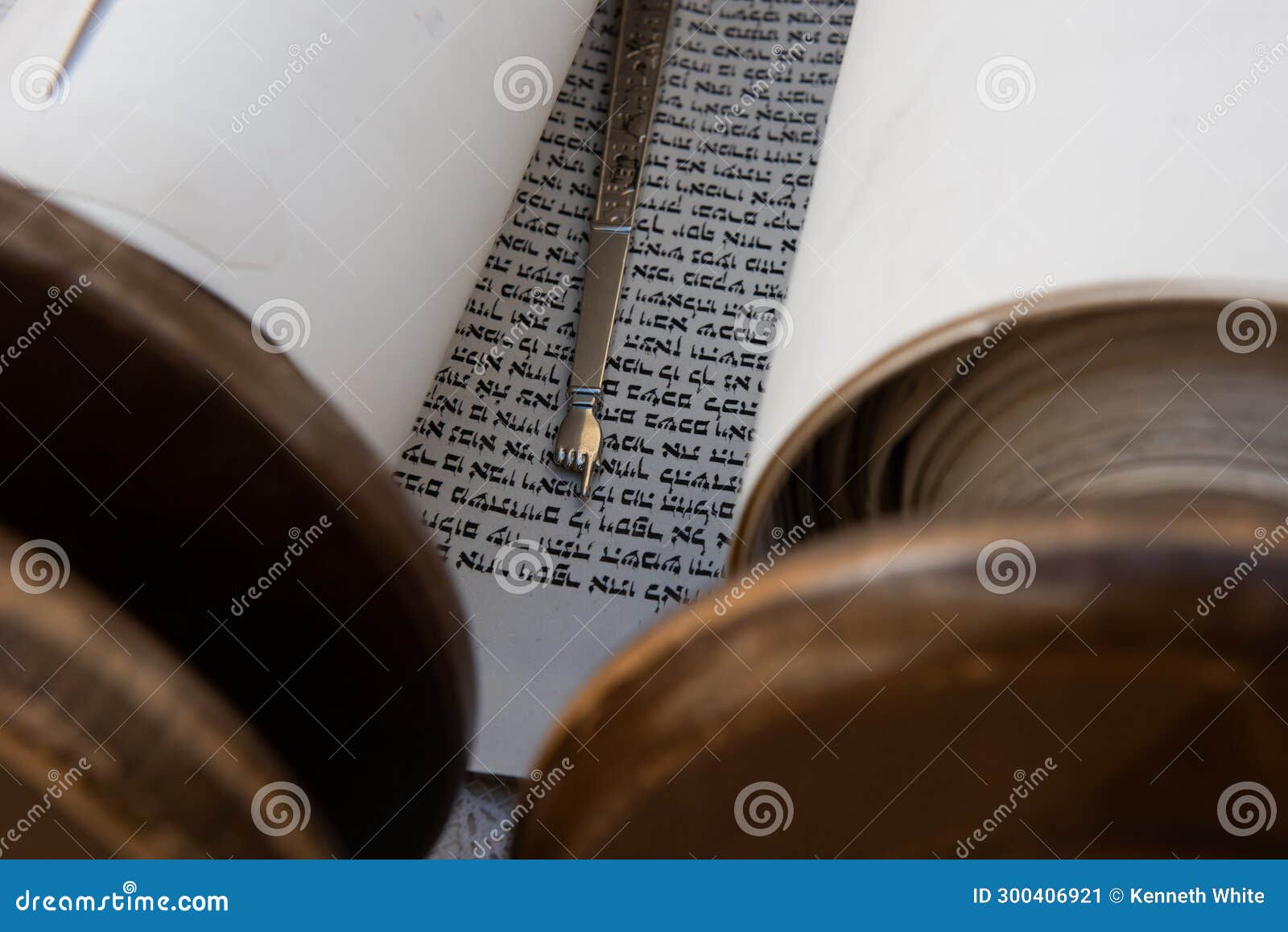 Reading the Torah scroll stock image. Image of sefardi - 300406921