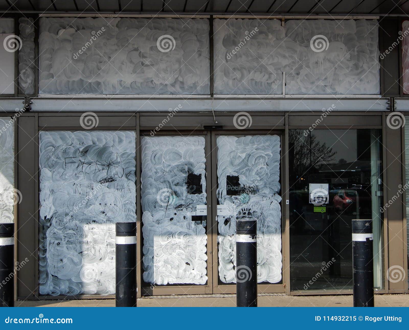 Empty Store front editorial image. Image of signage - 114932215