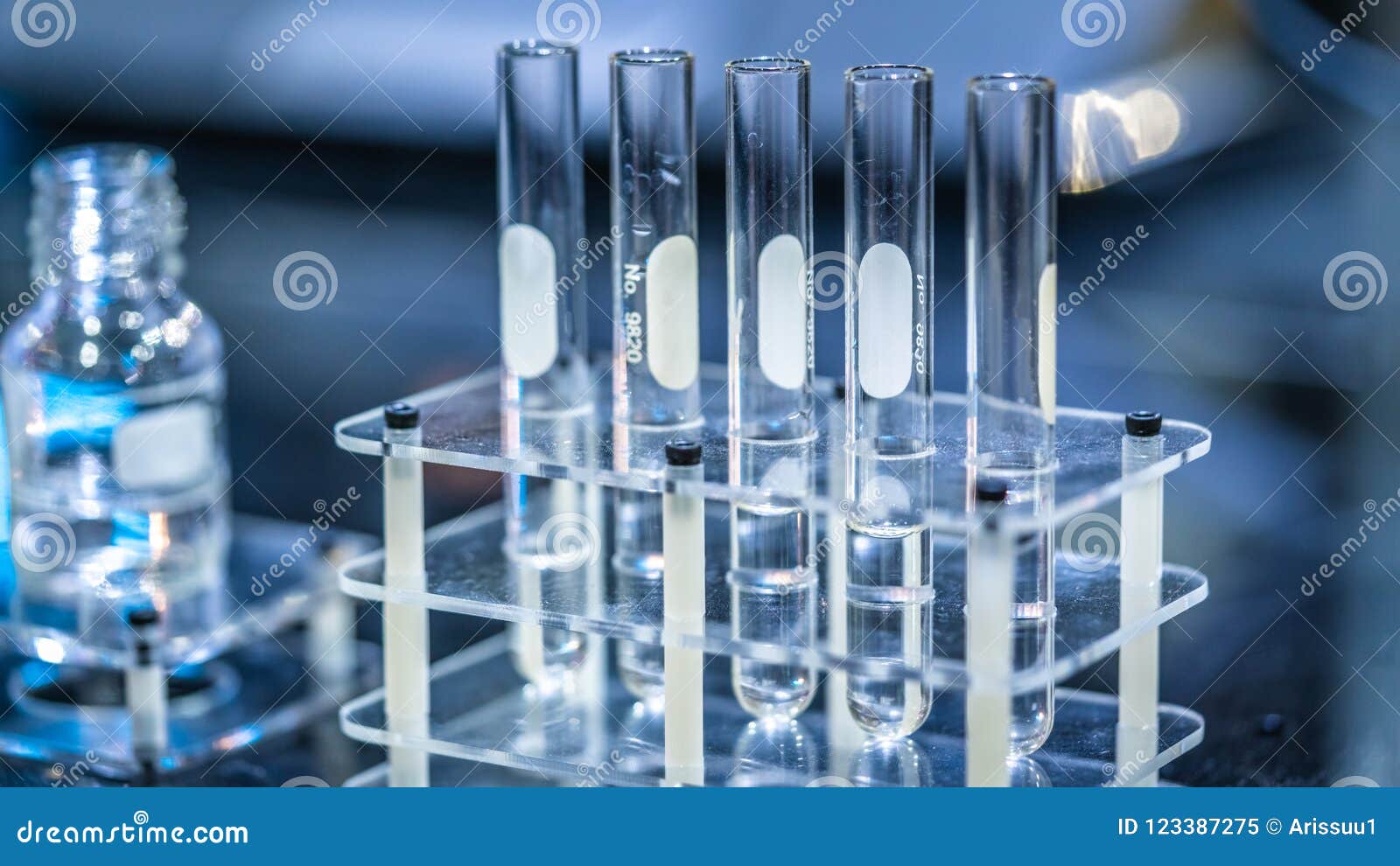 Reageerbuizen in Experimentlaboratorium Stock Afbeelding - Image of ...