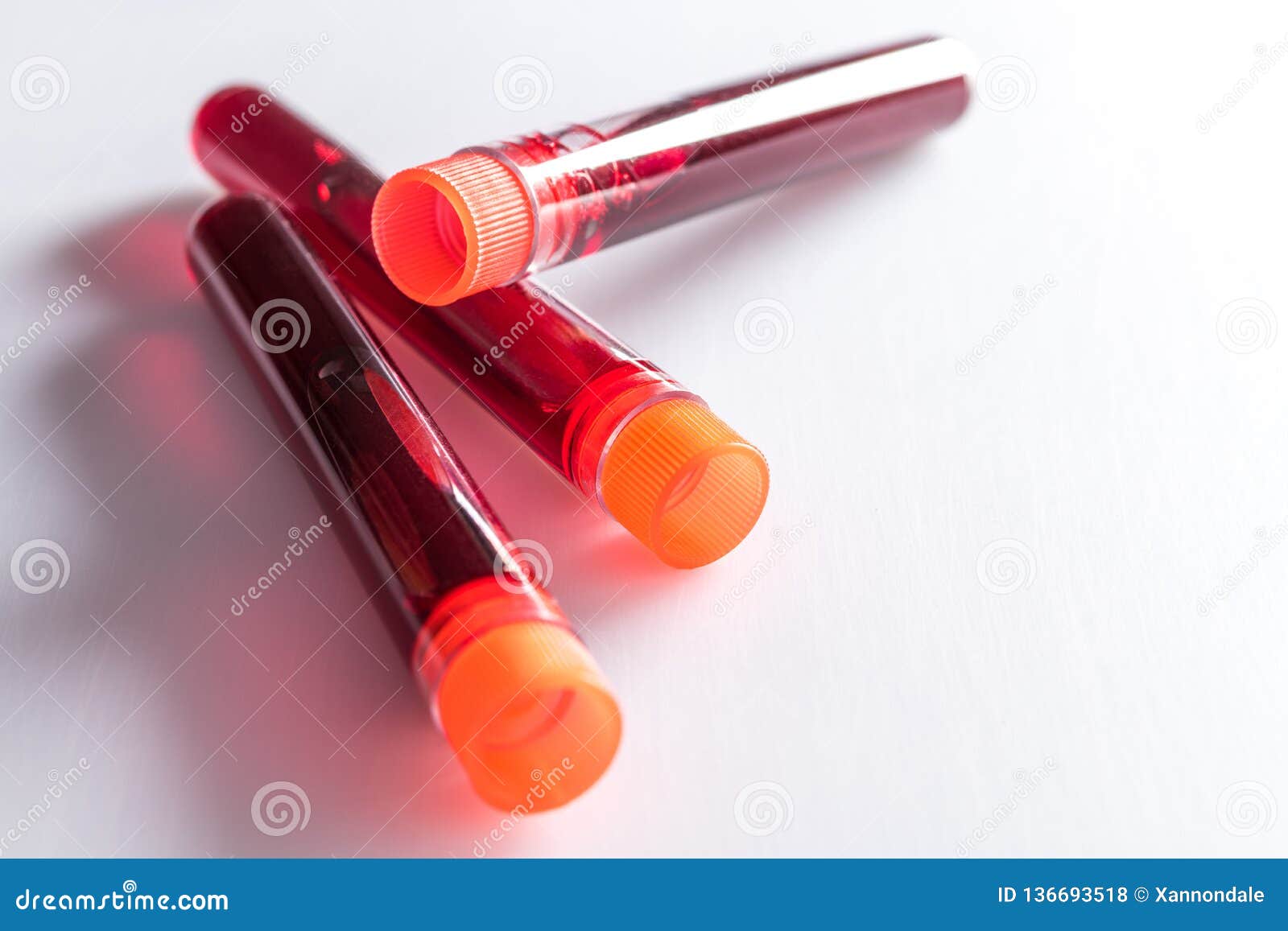 Reageerbuizen met bloed stock foto. Image of suikerziekte - 136693518