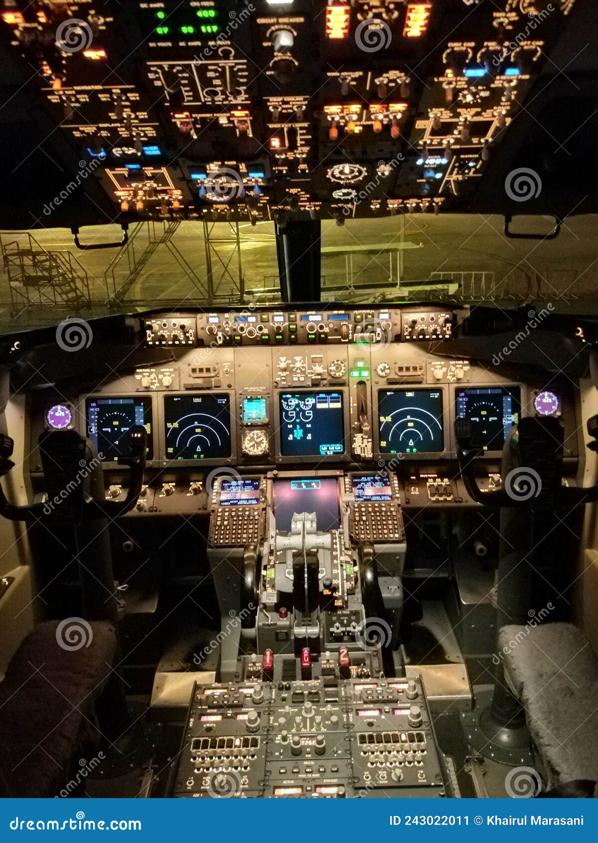 Real Cockpit Boeing 737 with All Amber Ember Panel Stock Image - Image ...