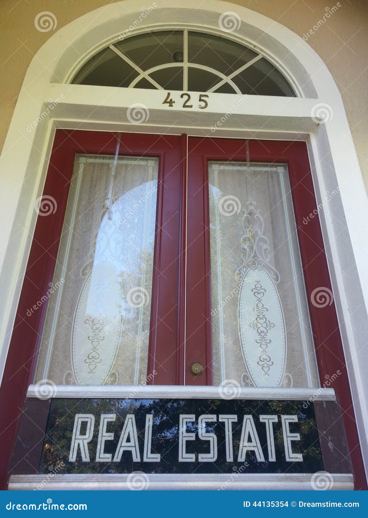 Real Estate Front Door stock foto. Image of landgoed - 44135354