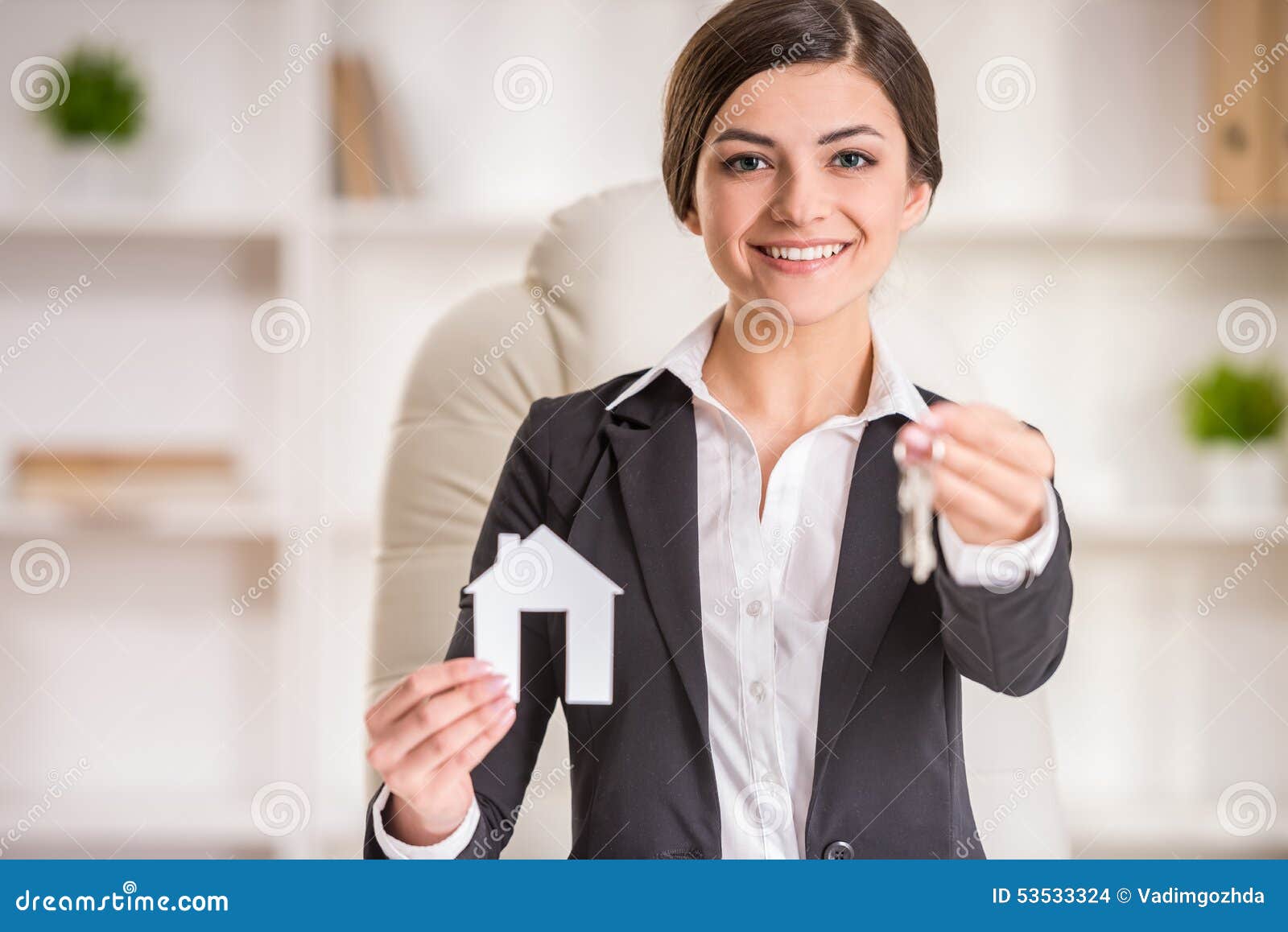 Realtor photo stock. Image du architecture, femelle, modèle - 53533324