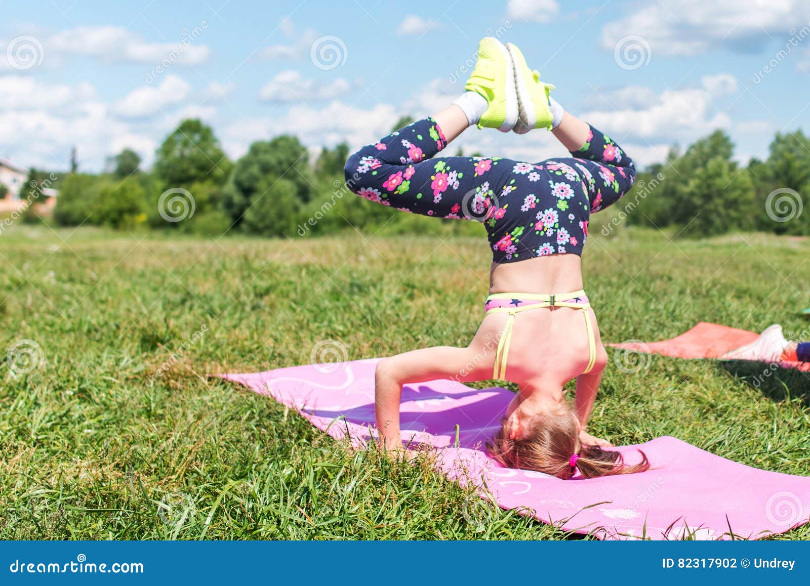Rear View Fit Girl Doing Headstand in Park Stock Photo - Image of ... Rear View Fit Girl Doing Headstand in Park Stock Photo - Image of ...