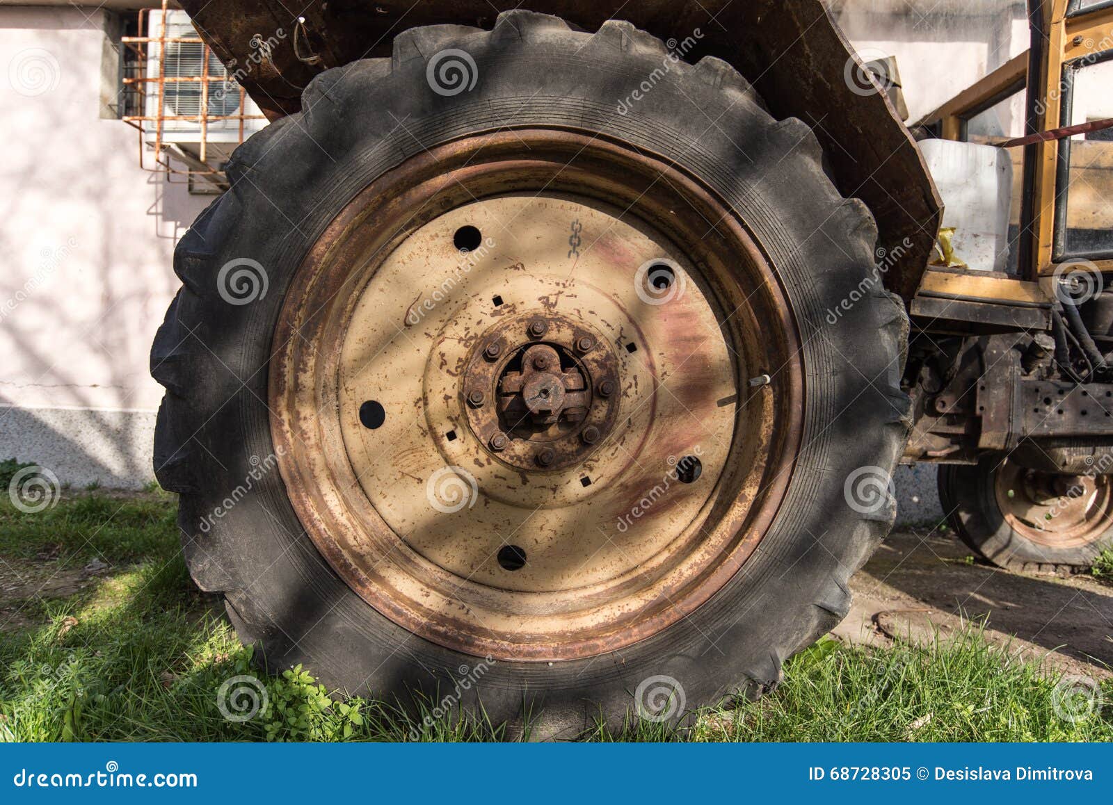 Rear Wheel of an Old Tractor Stock Image - Image of rural, grass: 68728305