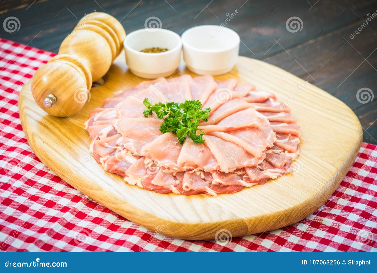 Rebanada Cruda De La Carne De Cerdo Foto de archivo - Imagen de madera ... Rebanada Cruda De La Carne De Cerdo Foto de archivo - Imagen de madera ...