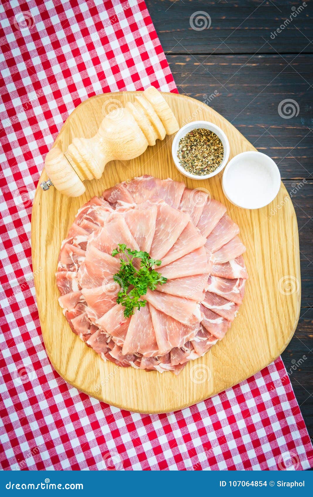 Rebanada Cruda De La Carne De Cerdo Foto de archivo - Imagen de primer ... Rebanada Cruda De La Carne De Cerdo Foto de archivo - Imagen de primer ...