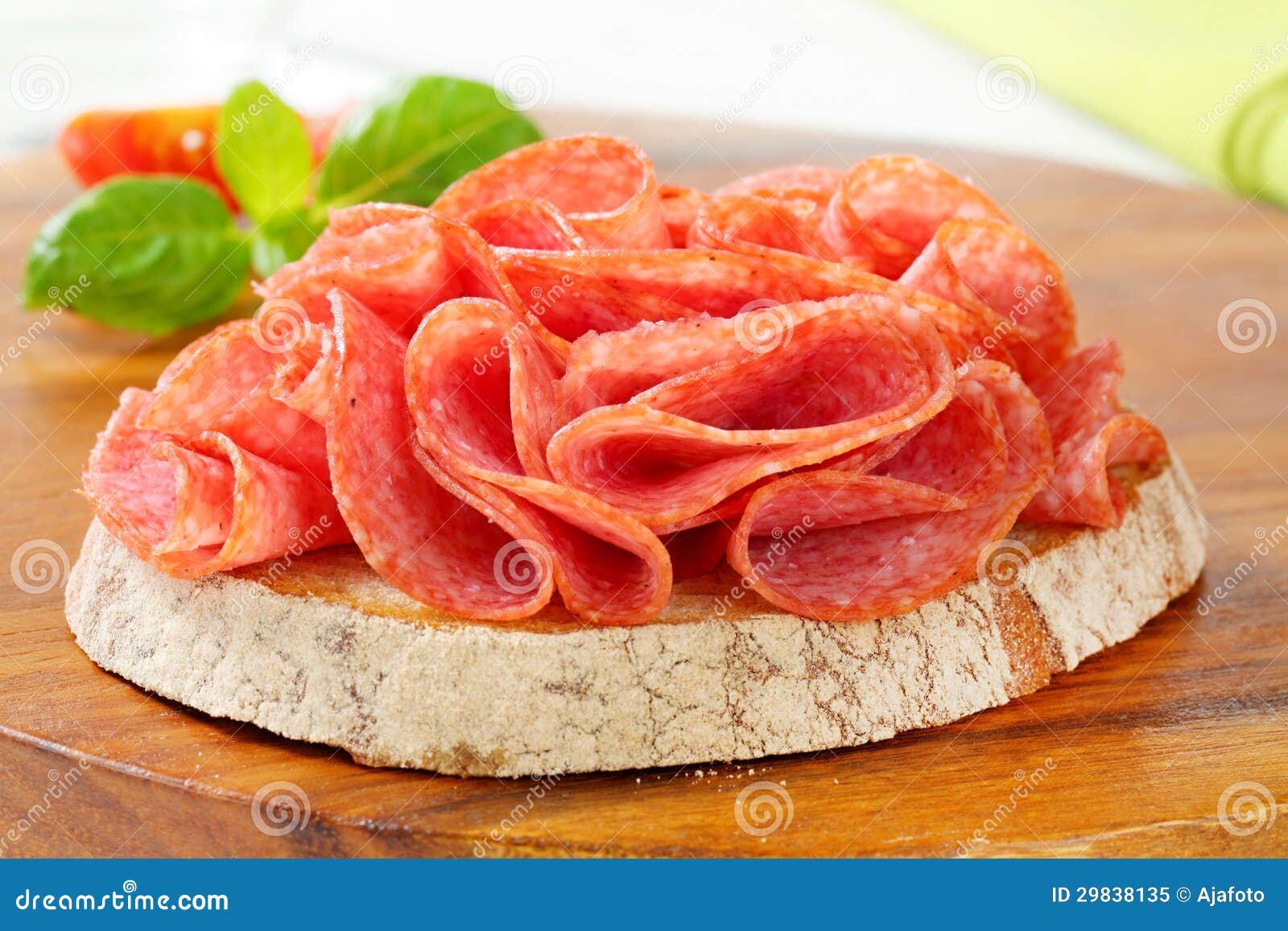 Pan con el salami seco imagen de archivo. Imagen de gordo - 29838135