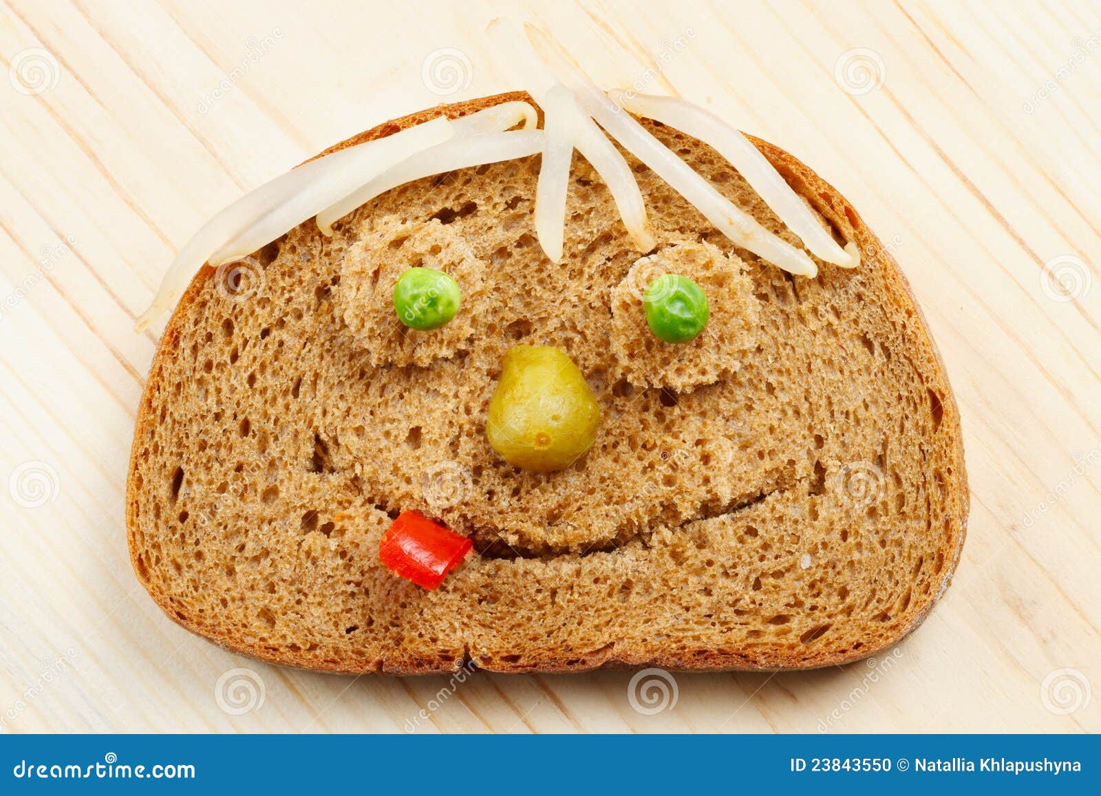 Rebanada Del Pan Como Cara Sonriente Foto de archivo - Imagen de ...