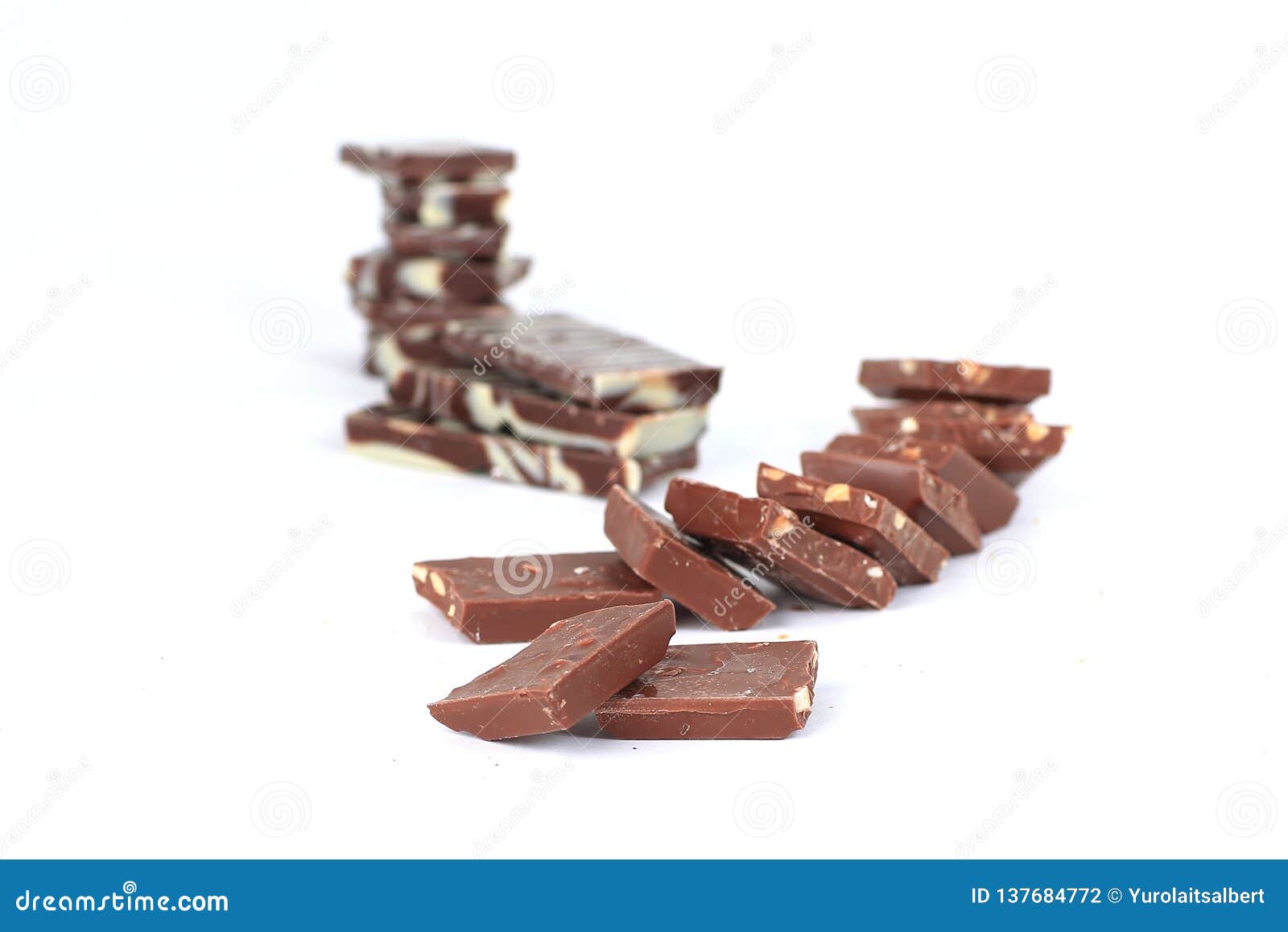 Rebanadas De Chocolate Con Leche Original Aislado En Blanco Foto de ...