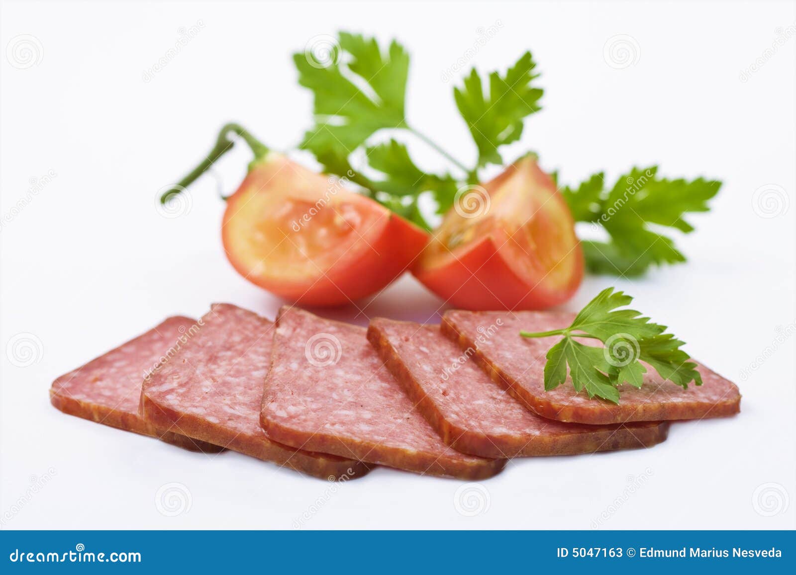 Rebanadas Del Salami Con Los Tomates Imagen de archivo - Imagen de ...