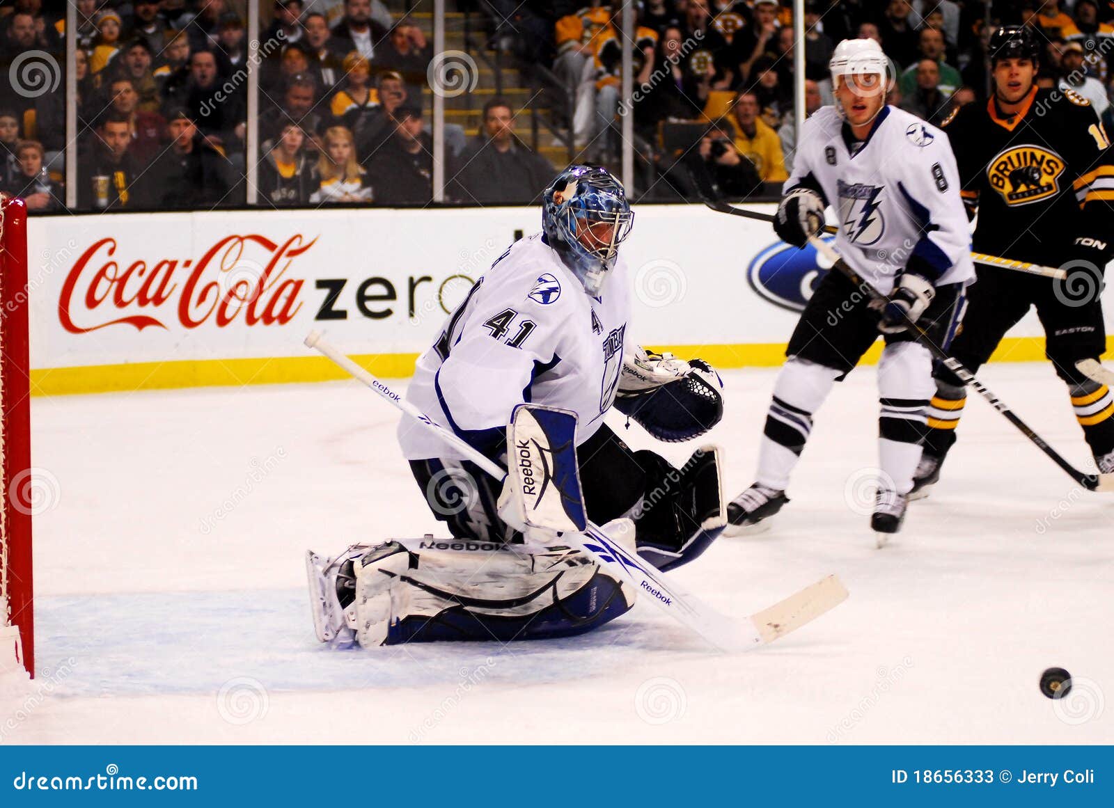 Rebote foto de archivo editorial. Imagen de guantes, deportes - 18656333