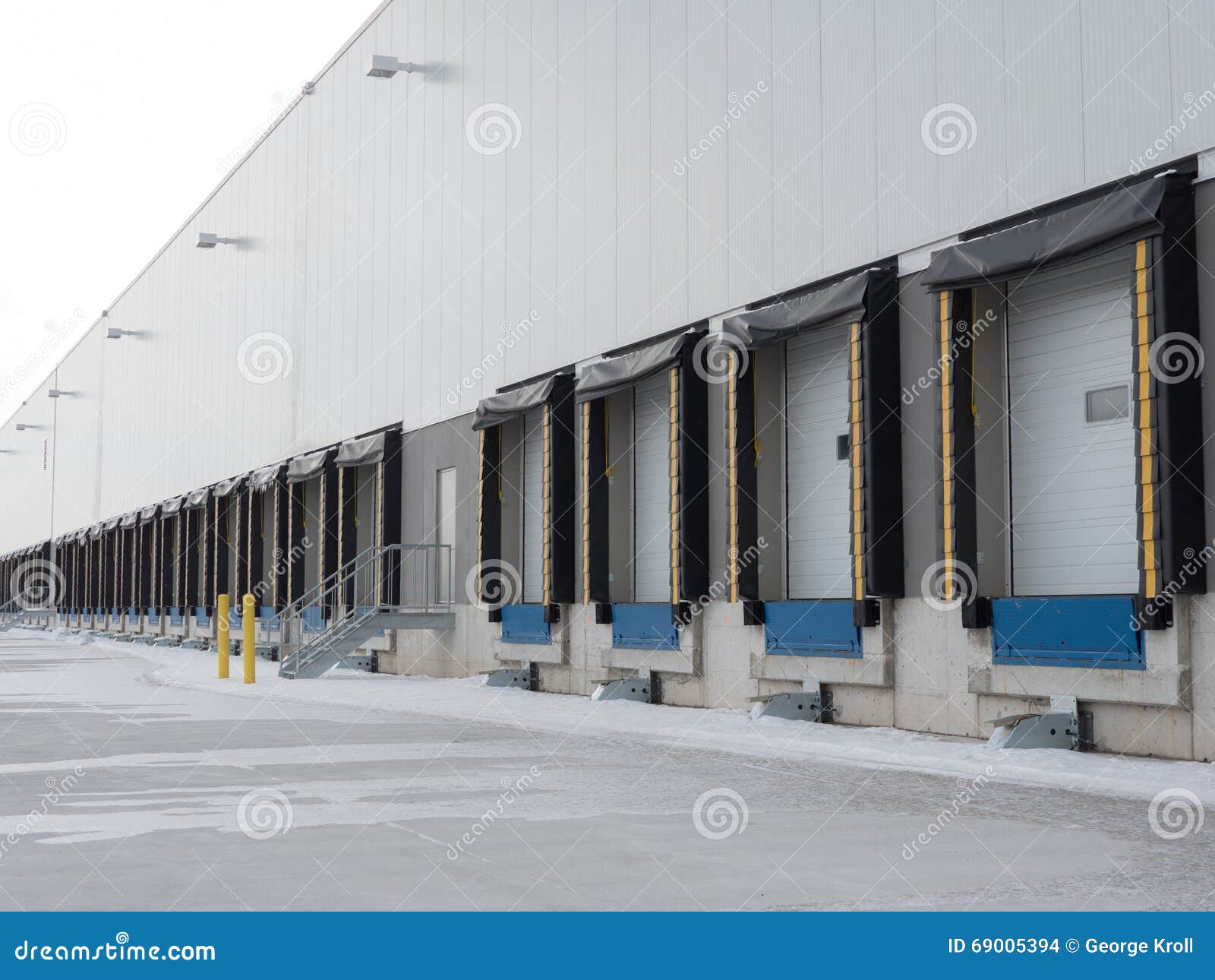 Dock Doors Stock Photo | CartoonDealer.com #29173818