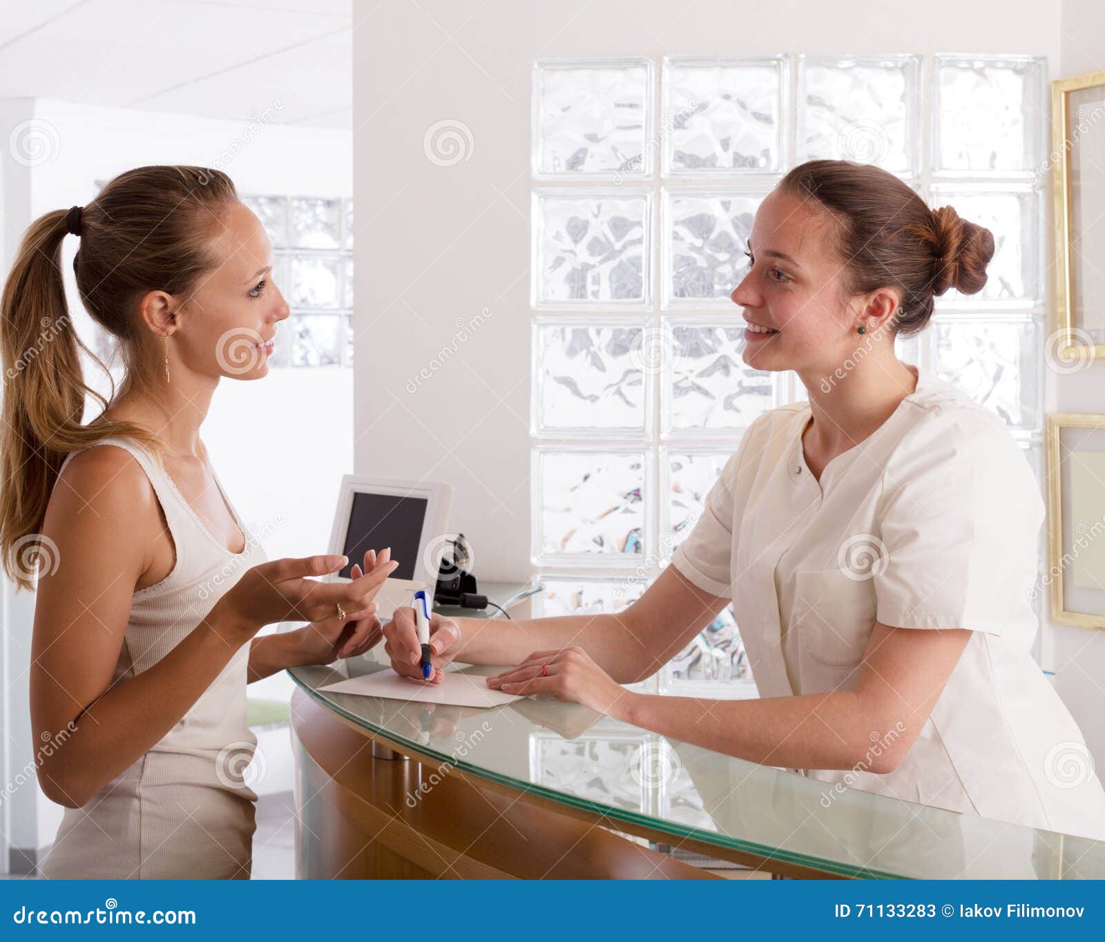 Recepción Paciente En El Dentista Imagen de archivo - Imagen de cara ...