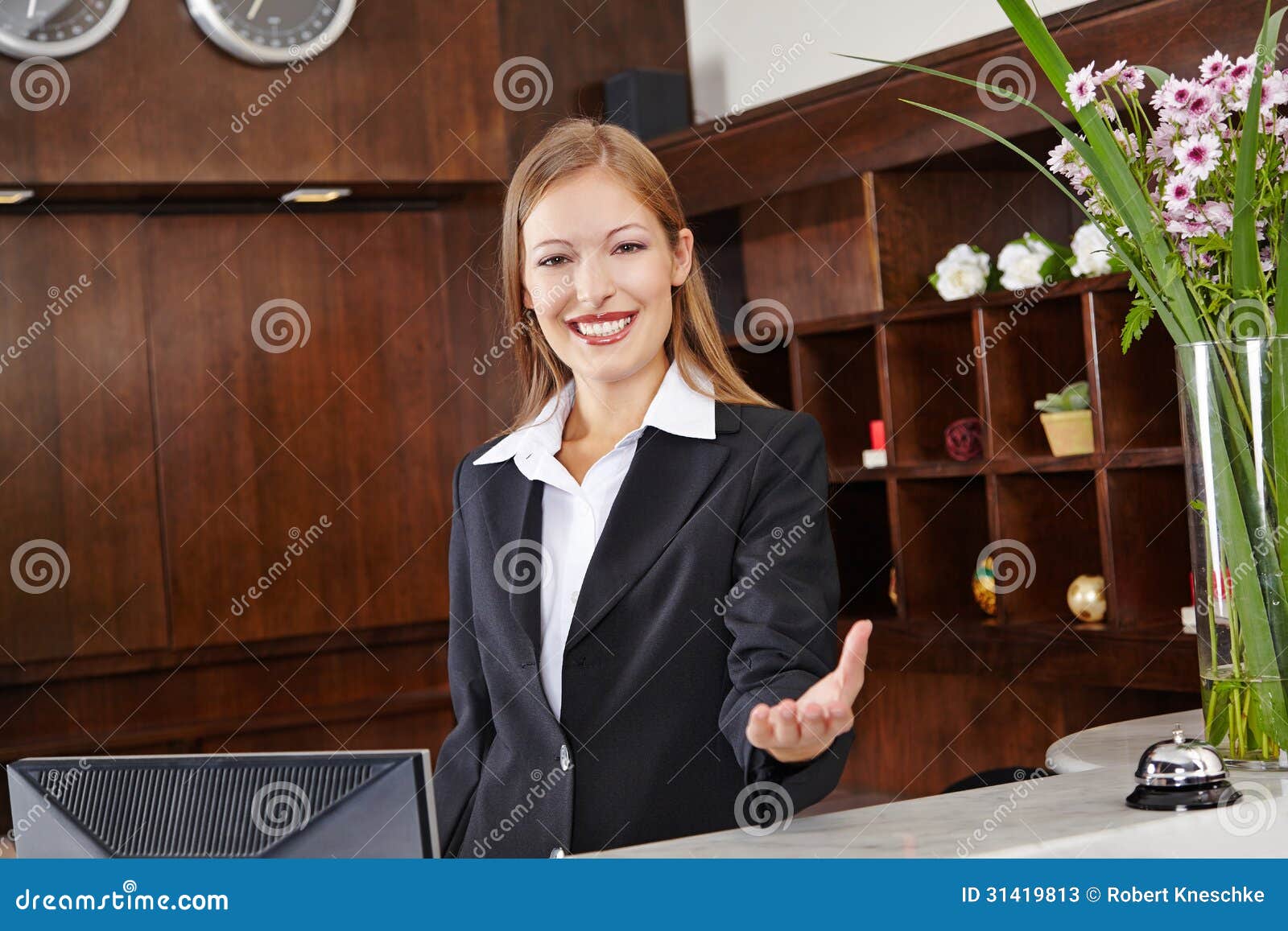 Receptionist Bak Skrivbordet I Hotell Fotografering för Bildbyråer ...