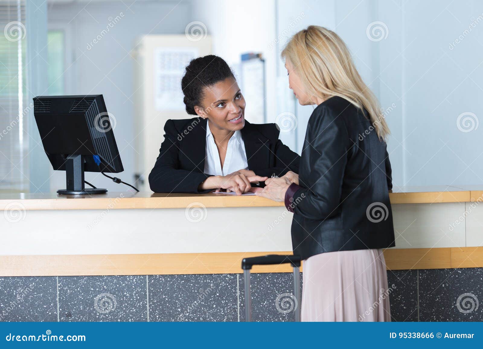 Receptionist Dell'hotel Che Fa Registrazione Per Il Cliente Fotografia ...